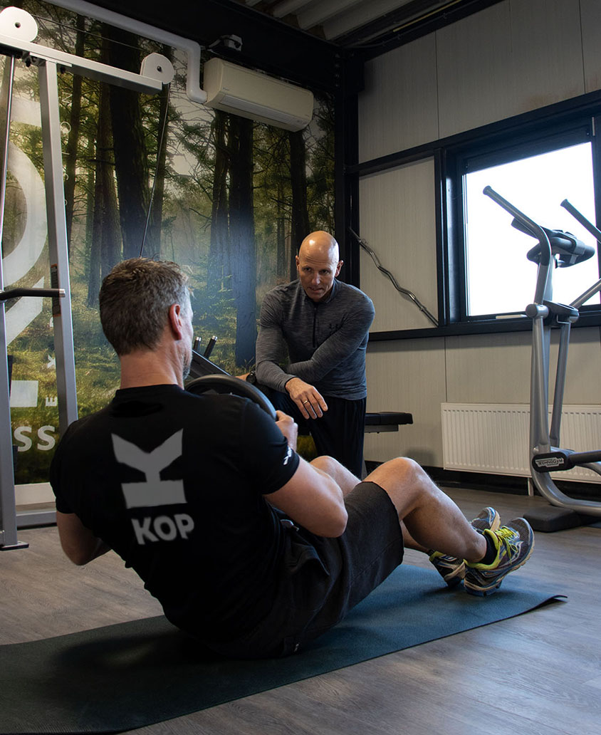 De gym in! Ernest Kolkman krijgt de KOP-crew in vorm.
